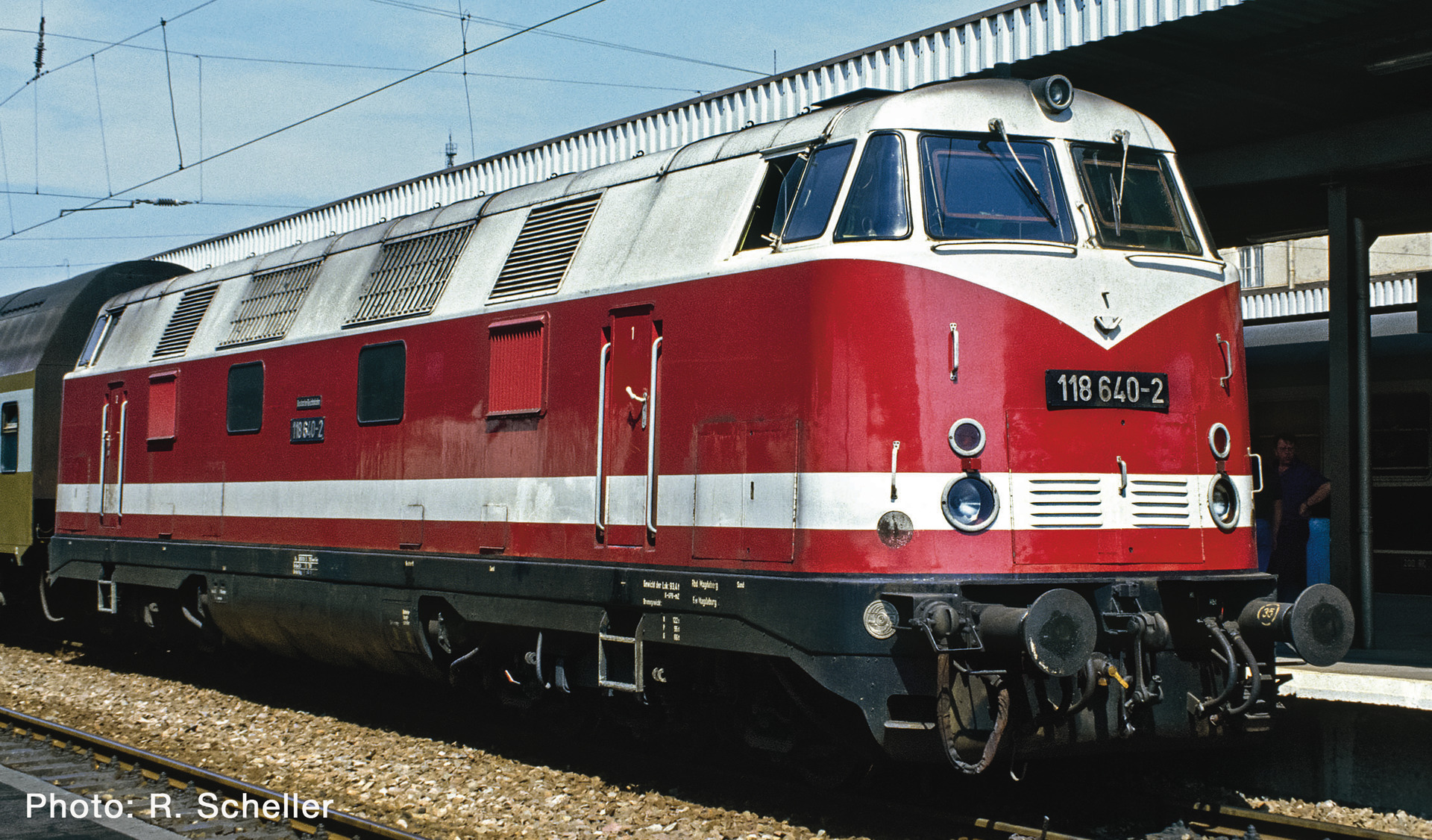 Diesel locomotive class 118, DR, Roco, H0 scale (1:87)