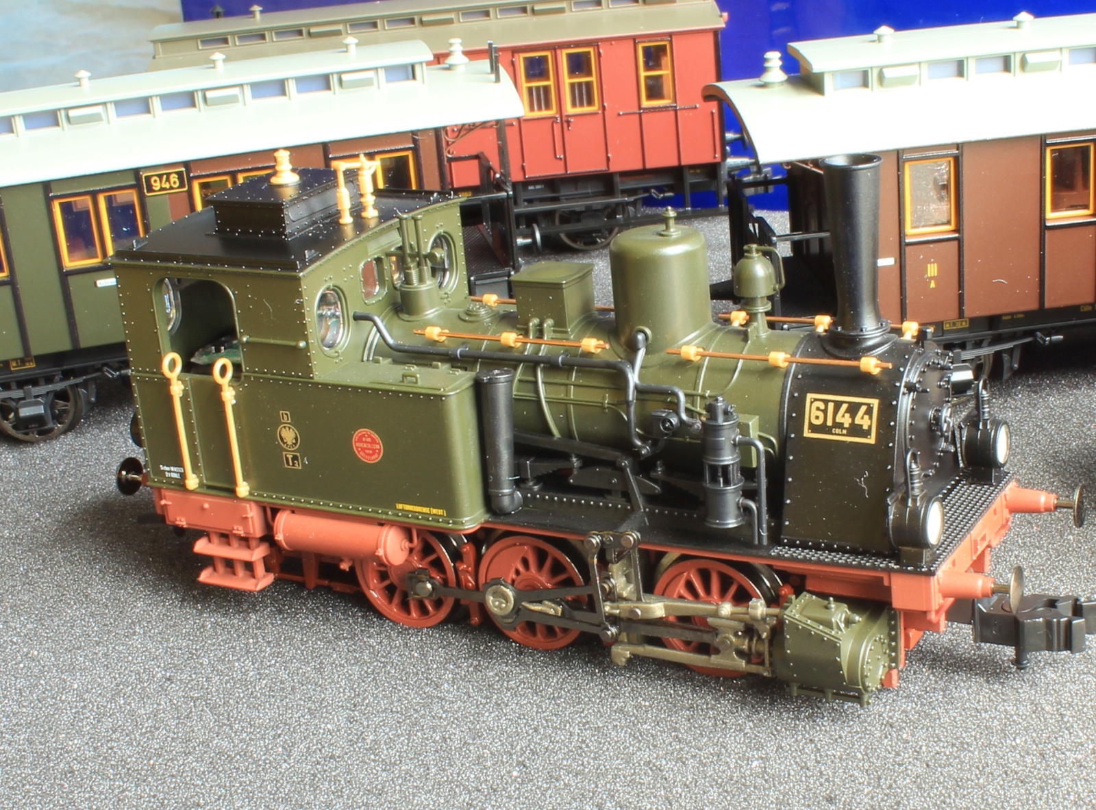 Steam locomotive T3 and passenger cars, K.P.E.V., Roco, H0 scale (1:87)