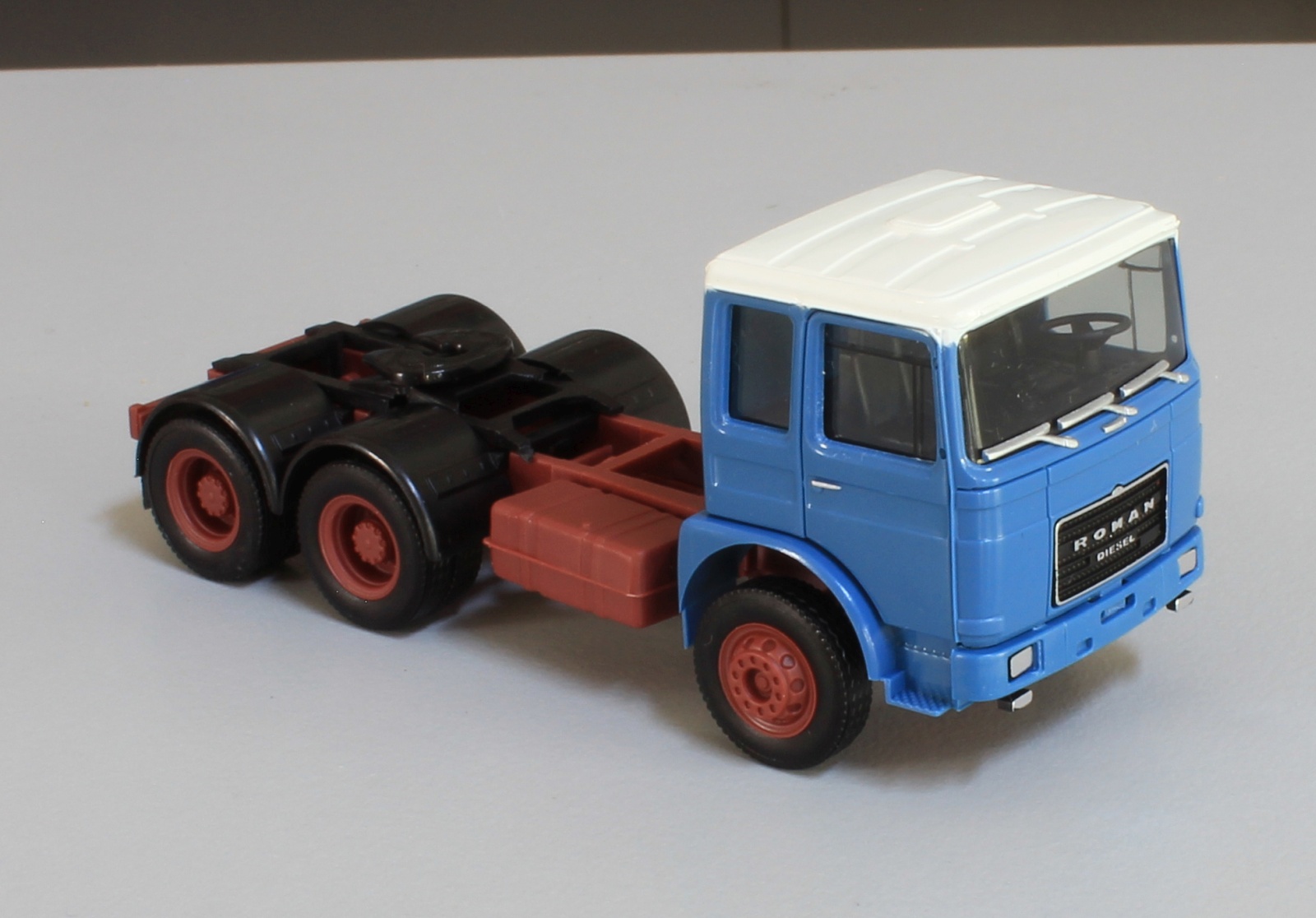 Roman Diesel 6×4 rigid tractor, light blue, H0 scale (1:87), made by Herpa