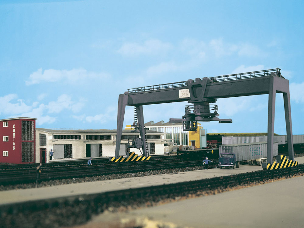Container crane made by Vollmer, H0 scale
