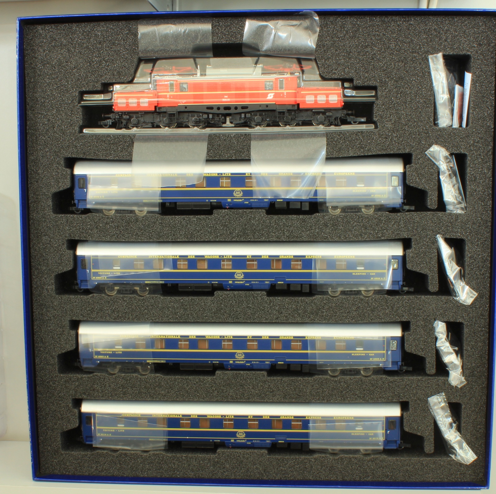 Locomotiva electrica seria 1020 cu tren Orient Express, Roco, scara H0 ...